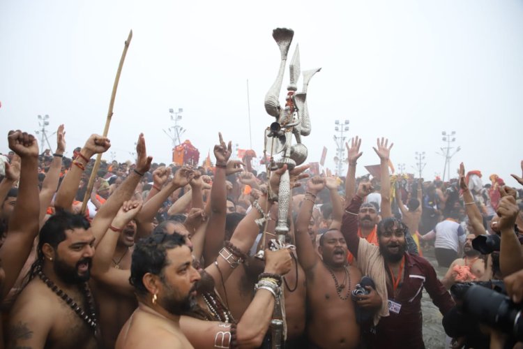 Naga Sadhus and Akharas Take Sacred Dip at Sangam in Brahma Muhurta ...
